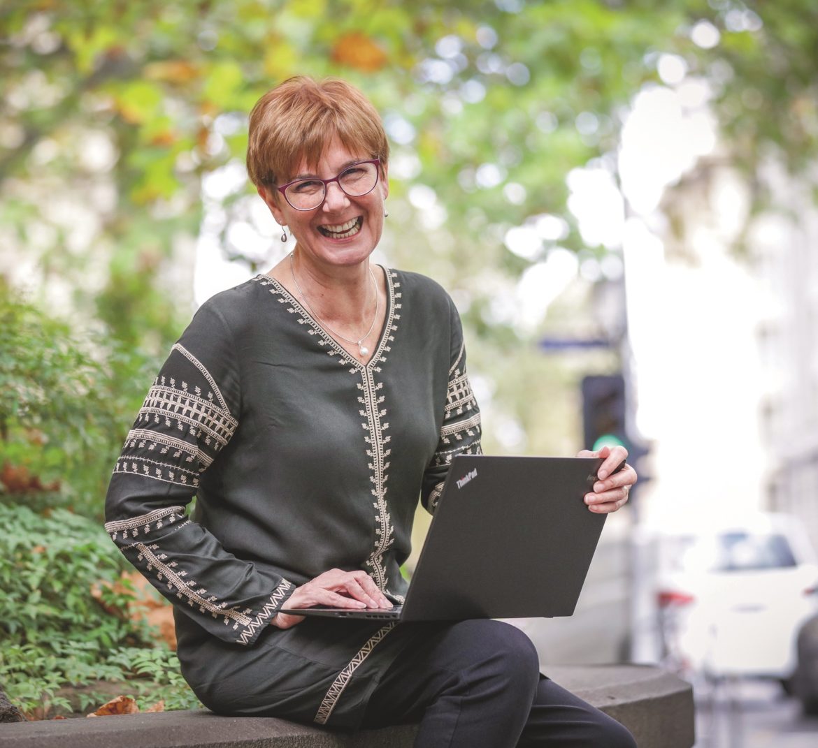 Moderator Denise Liersch takes up her leading role - CrosslightCrosslight